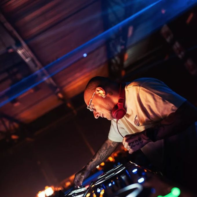 Découvrez le parcours exceptionnel du DJ belge Furax, producteur de ...